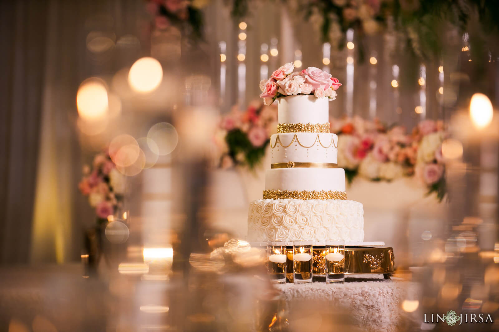 How to present a wedding cake beautifully at a wedding? - Starry ...
